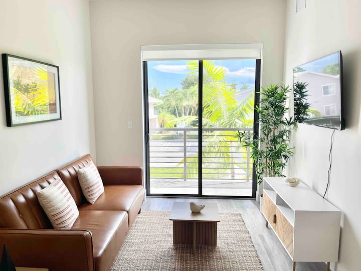 Luxury & Modern 1bed/1bath -King Bed #19 - Palm Springs, FL