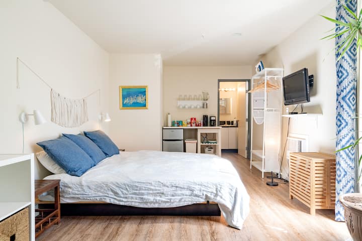Spacious Studio, King Bed In Little Italy Downtown - La Playa - San Diego