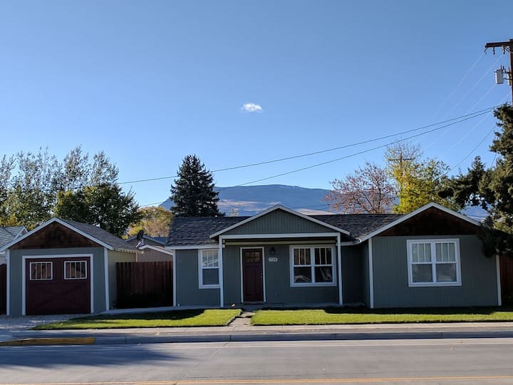 Mama Bear Cottage (Downtown Cody) - Cody, WY