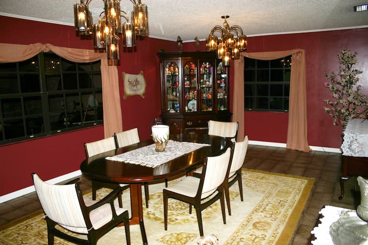 Sunny, Travelers Friendly Spanish Style Oasis - Ocala, FL