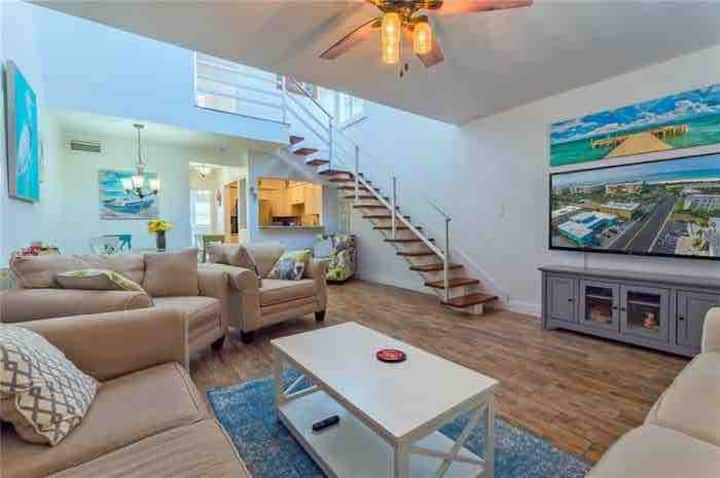 Beachfront 2br -Private Porch - Walk To Everything - St. Pete Beach, FL