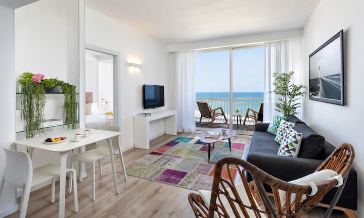 One Bedroom Apartment With A Sea View - Tel-Aviv