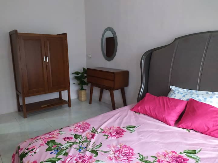 Dilah Guesthouse 8 Bed Room Near Alunalun 18people - Yogyakarta