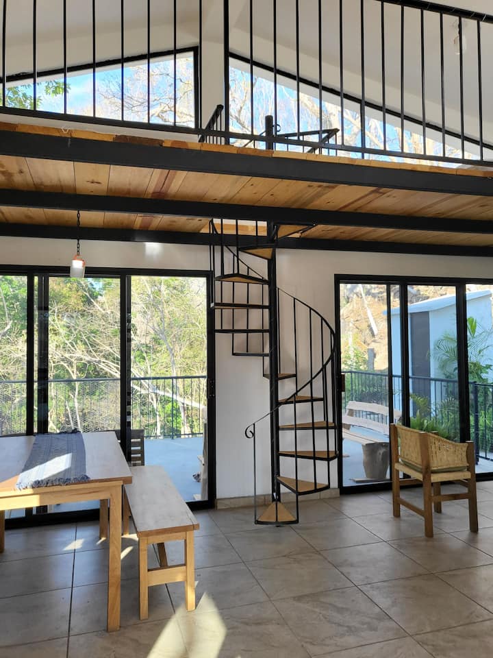 Casita Blanca En La Selva.