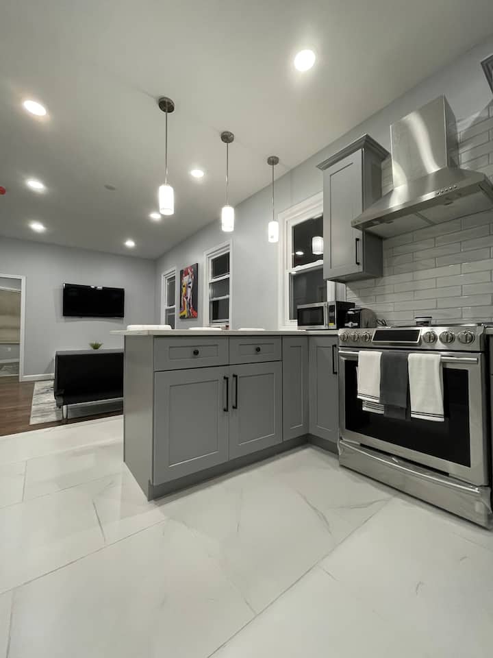 Beautiful Fully Renovated 4-bedroom Apartment. - West New York, NJ
