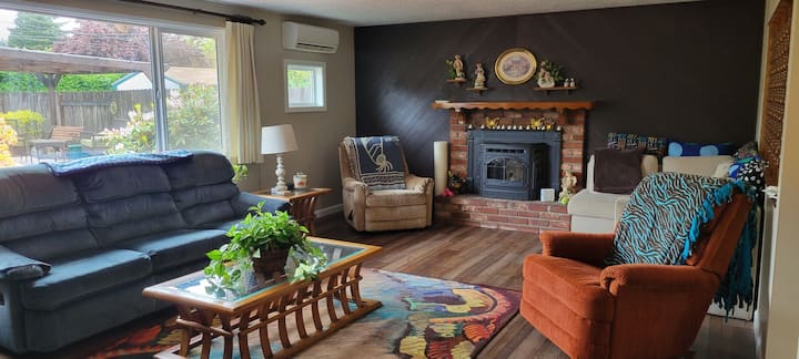 Cozy 3 Bedroom Home, Pet Friendly Huge Backyard - Eugene, OR
