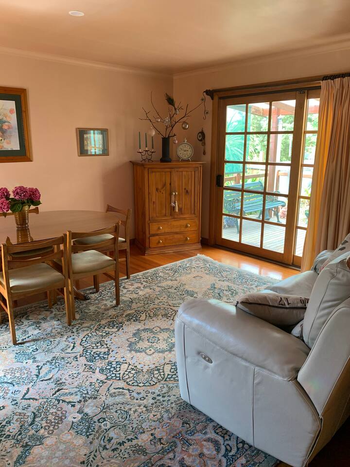 Much Loved Quaint Cottage. - Penguin