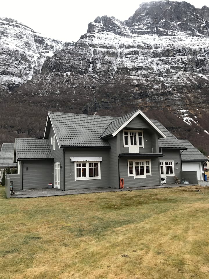 Flott Familiebolig Med Plass For 12 Personer - Sunndalsøra