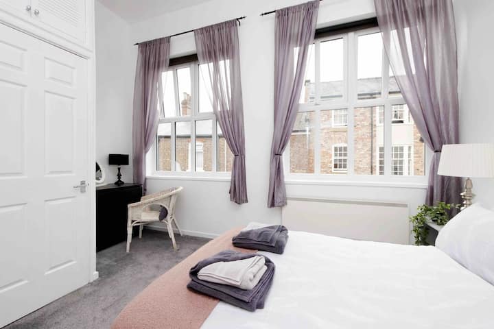 York City Centre Townhouse With Private Parking - York