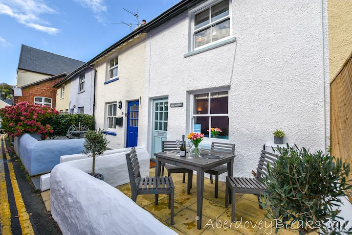 Traditional 2 Bedroom Fisherman's Cottage, Centre Of Aberdovey, Pets Welcome . - Aberdovey