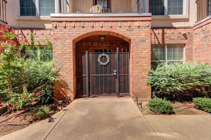 Quiet Condo On Main St. By The Stadium - Lubbock, TX
