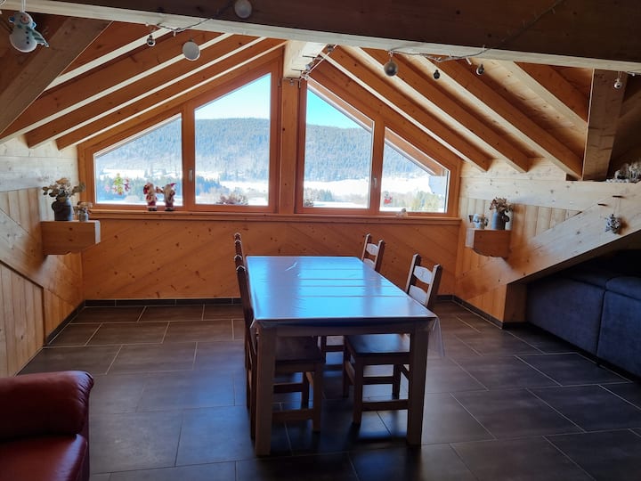 Nous Vous Proposons Notre Appartement Lumineux Et Chaleureux Avec Une Charpente Entièrement En Bois Massif Au 2 èMe éTage De Notre Maison Familiale - Les Rousses