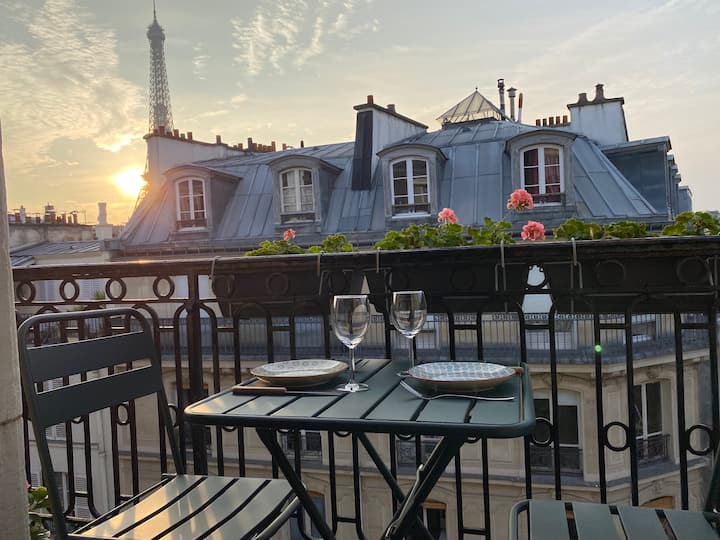 View Of Eiffel Tower And Sunsets - Paris
