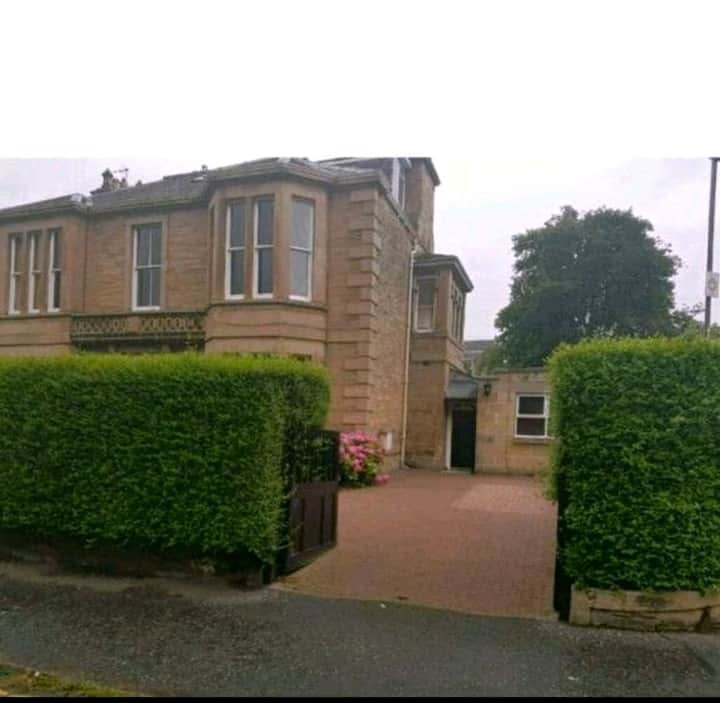 Trendy Central Coachhouse; Parking & Outdoor Space - Edinburgh