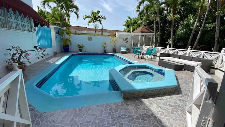 Private Upscale Bedrooms W Pool - Kingston