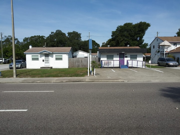 St. Pete Family Retreat Sleeps 12 - St. Petersburg, FL