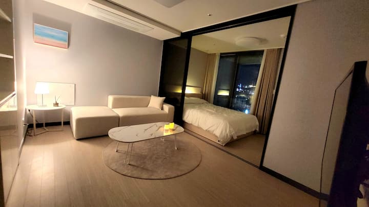 전화문의환영>_< 연박할인#오션뷰#돌산대교뷰#넷플릭스#높은층#호텔침구#무료주차#청소비X - Yeosu-si