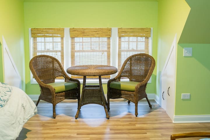 Studio Loft Apartment - Kitchenette/jaccuzi Tub - Aurora, IL