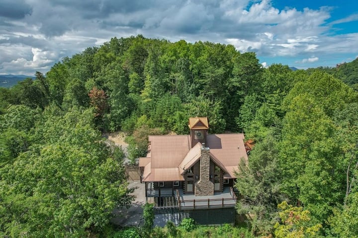 Mountain Views, Firepit, Pickle Ball, Fireplace - Pigeon Forge, TN