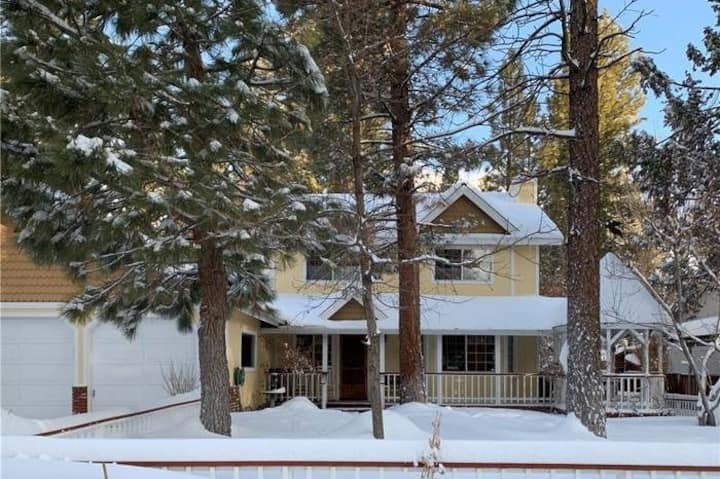 Pine Forest Cabin (Beautiful Fenced Yard & Deck!) - Big Bear, CA