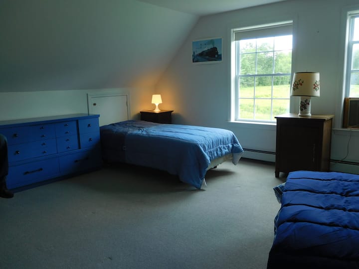 Hilltop Acres - Large Bedroom (Up To 3 Guests) - Bridgton, ME