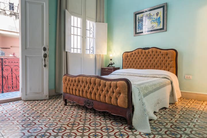 Standard Room Steps From Havana's  Seawall - Cuba