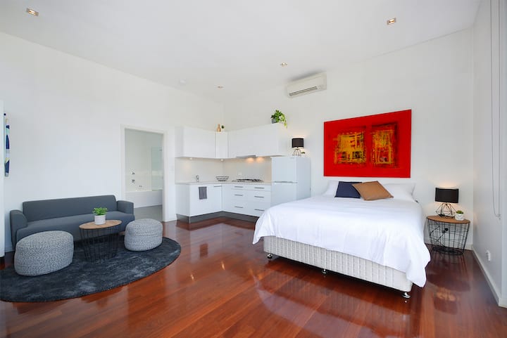 Tamarama Beach Studio - Sydney