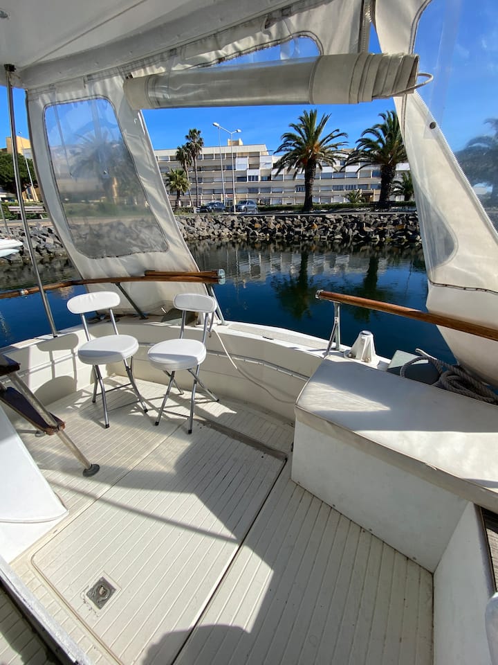Bateau à Quai Au Village Naturiste Du Cap D’agde - Agde
