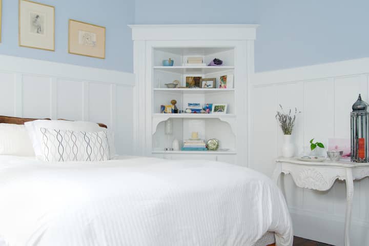 Charming Russian Hill Flat - San Francisco, CA