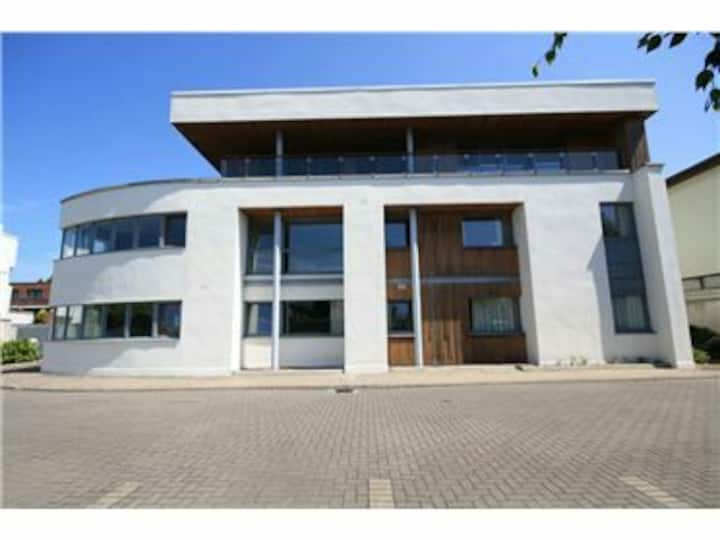Top Floor Apartment In Great Location. - Dún Laoghaire