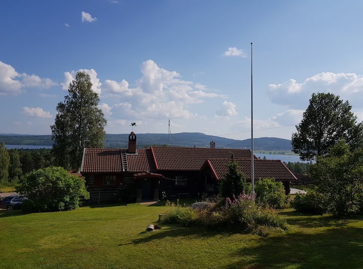 Timmerhus Med Utsikt Mot Vatten Och Berg - Leksand