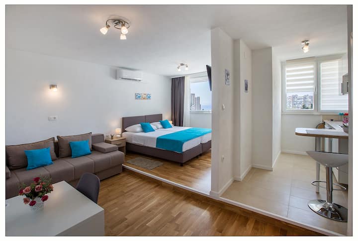 Modern Studio Apartment Near Trstenik Beach - Split