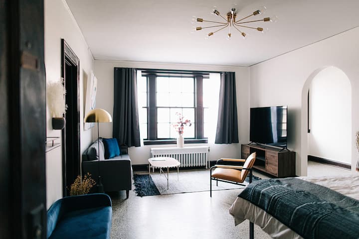 The Wilson: Historic Downtown Apt H. - Madison, WI