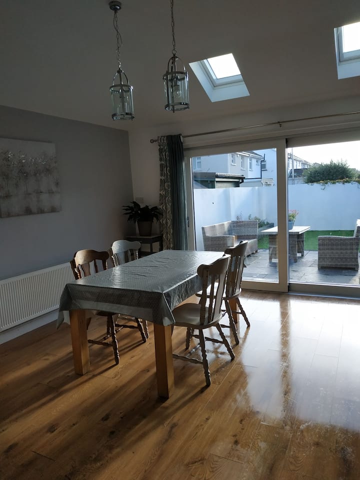 New & Bright 4 Bedroom Home In Leafy South Dublin. - 