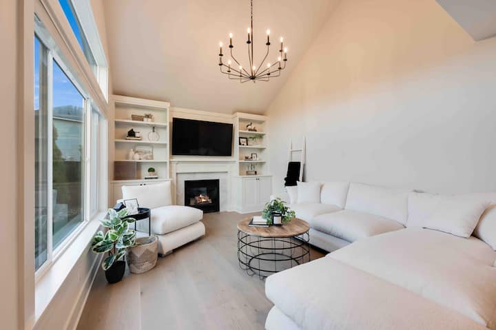 Chic Alderwood Oasis W/hot Tub - Lynnwood, WA