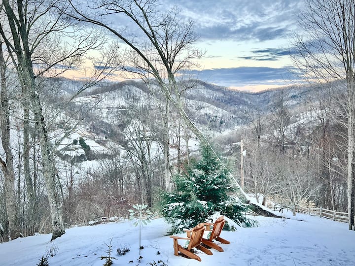 Cozy Cabin Escape – Award-winning Mountaintop Stay - North Carolina