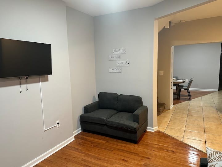 Private Room Near Grace Medical | Parking Included - Baltimore, MD