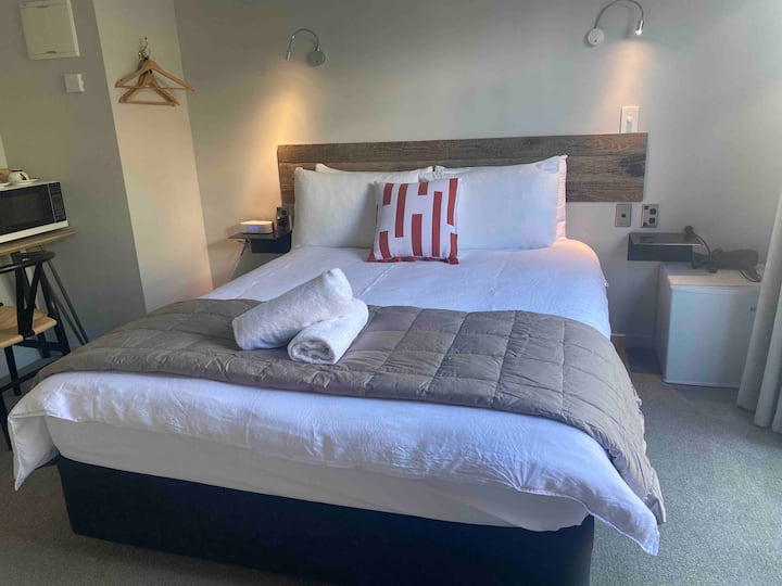 Comfy Beds - Stylish Rooms In Heart Of Wanaka (4) - Wanaka