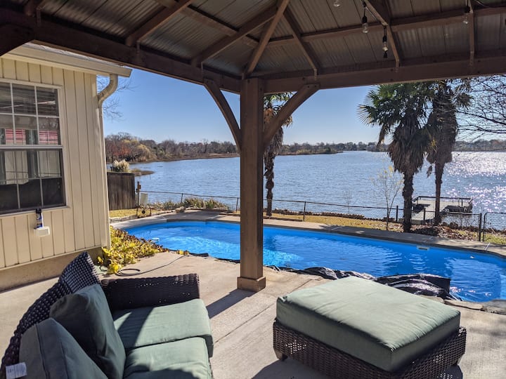 Gorgeous Lakefront Property! 3 Bed, 2 Bath! - Irving, TX
