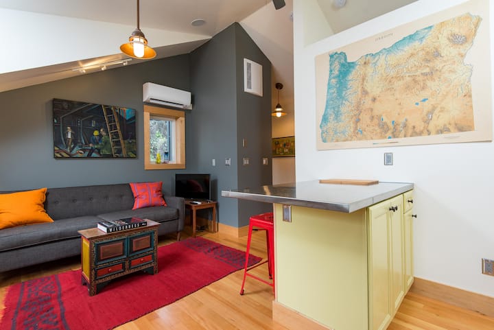 Woodstock Modern Apartment - Gladstone, OR