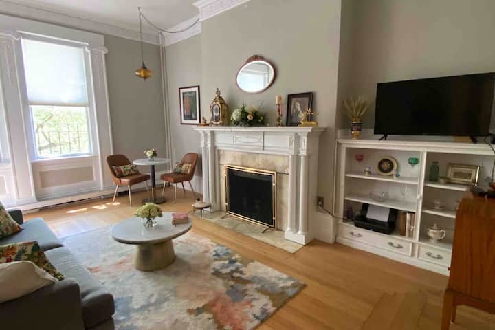 Beautiful Back Bay 1 Br On Commonwealth Ave - Boston, MA