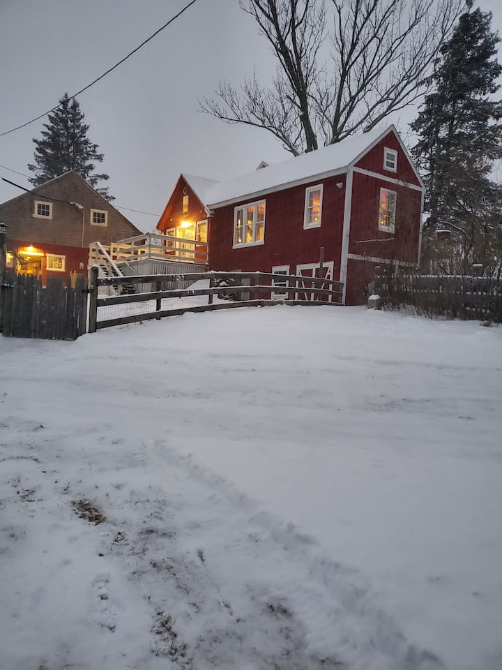 Antq. Farm Ell-private Deck/views/trails/dog Yard! - New Hampshire (State)