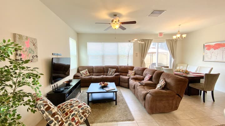 Townhome W/ Lake View & Bbq + Games | 10min Disney - Orlando, FL