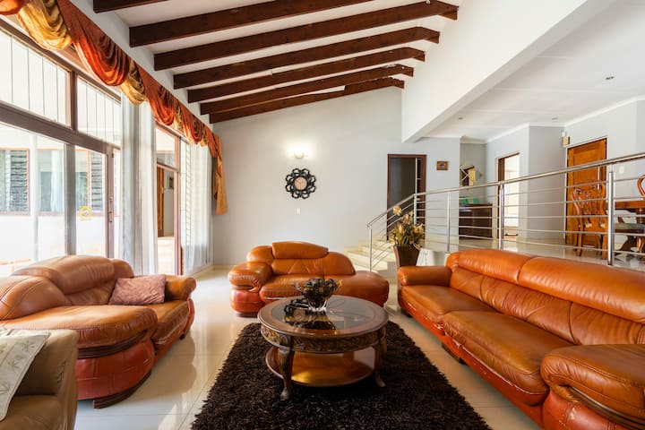 Under12km To S/beach, Large Pool And Parking - Durban