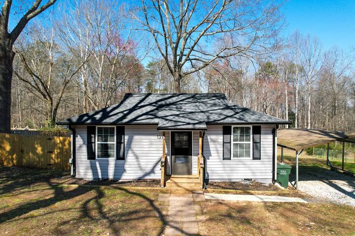 Cozy Cottage In Greer. Pet Friendly Fenced In Yard - Lake Robinson, SC