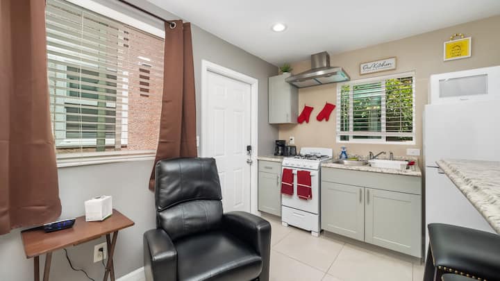 Adorable Studio W/full Kitchen' Washer&dry & Patio - San Bernardino, CA