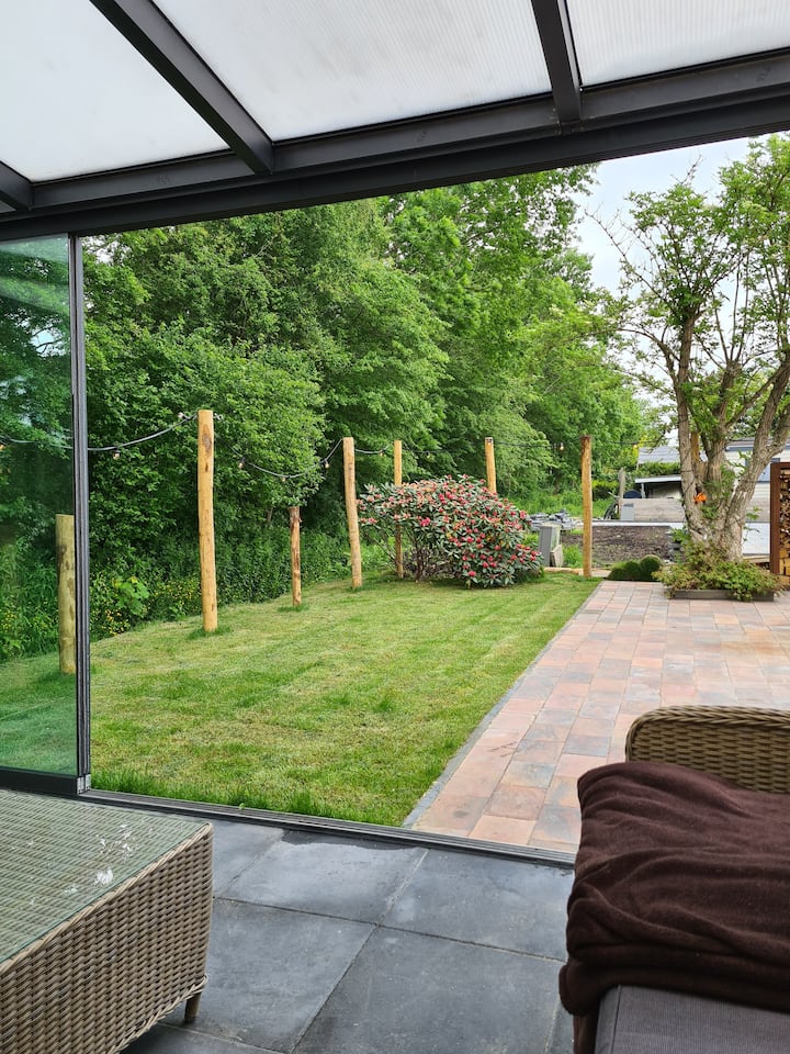 Gezellig Challet Met Prachtige Tuin Aan Een Meer - Hoorn