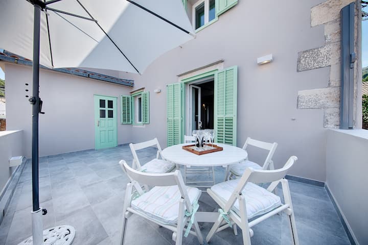 Zoia's Kut House - Vis