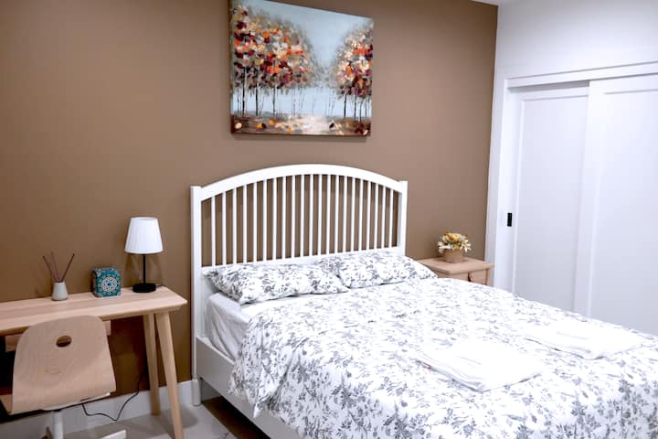 Brown Elegant Suite Room - San Francisco, CA