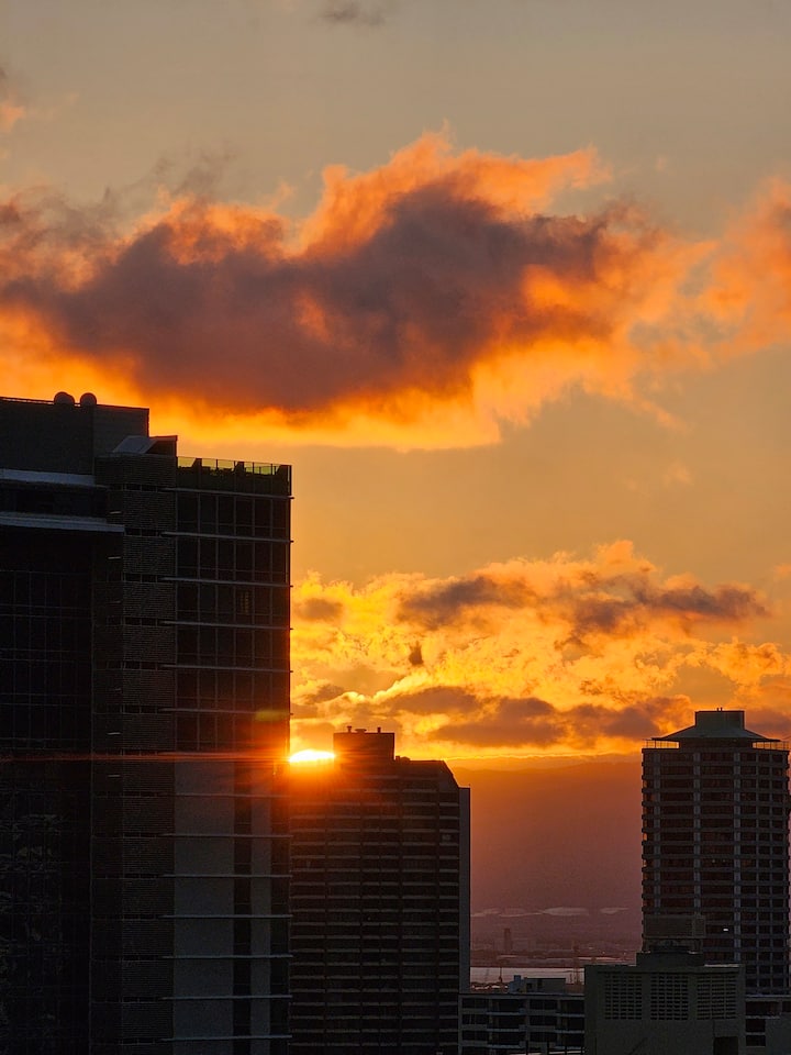 Luxury Skyline Serenity Retreat - Honolulu, HI